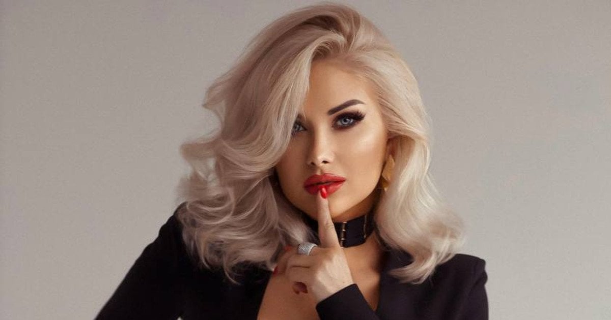 Катерина Бужинська приїхала до Одеси та наробила пікантних фото у купальнику поблизу басейну ...